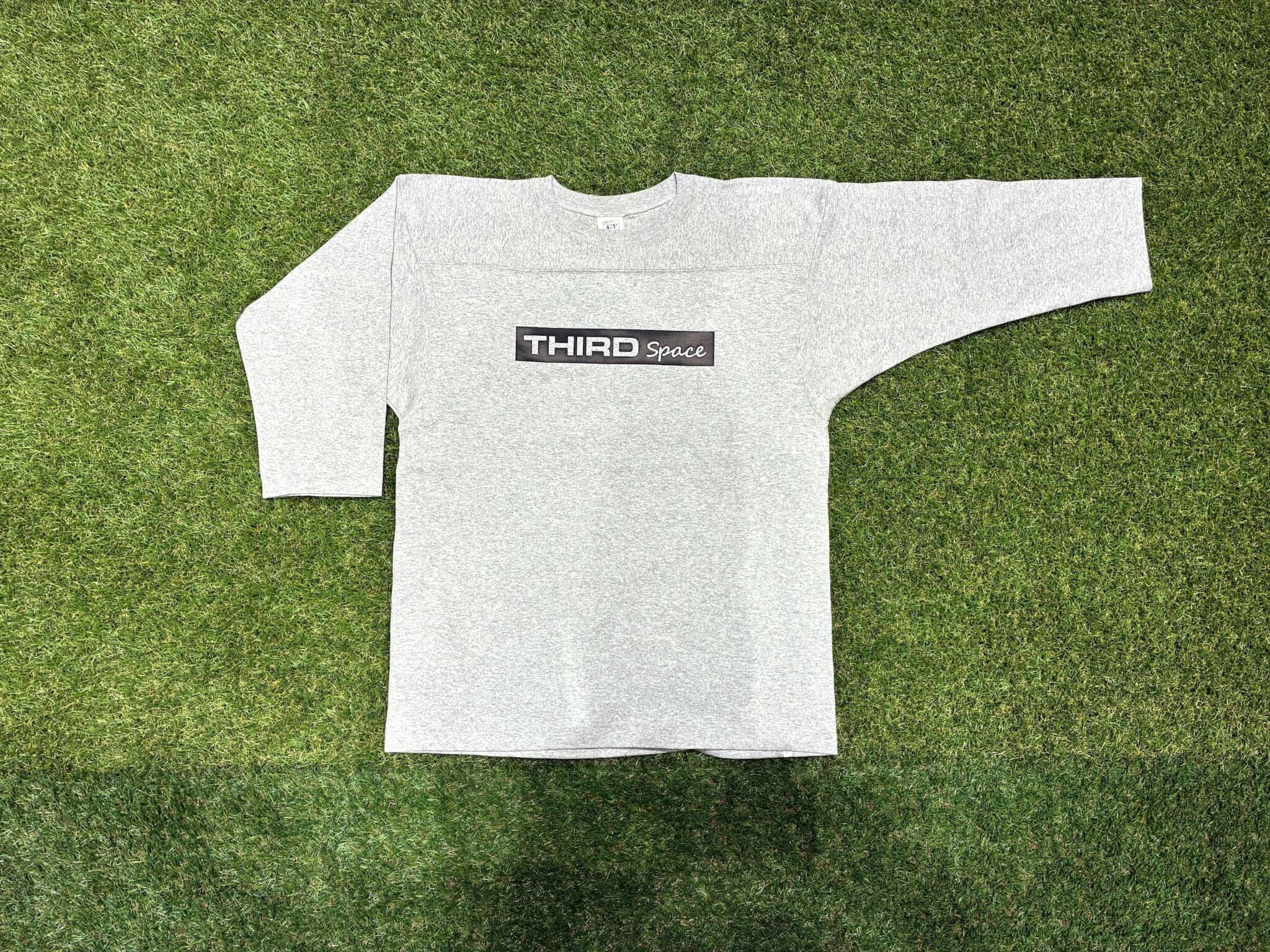 ふっくらとしたボリューム感と、ドライでザックリとした質感が特徴の「オープンエンド糸」を使用した、THIRD SpaceオリジナルのフットボールTシャツ。空気を含んだような軽やかさと、ラフで味わい深い表情が魅力で、着るほどに風合いが増していく...