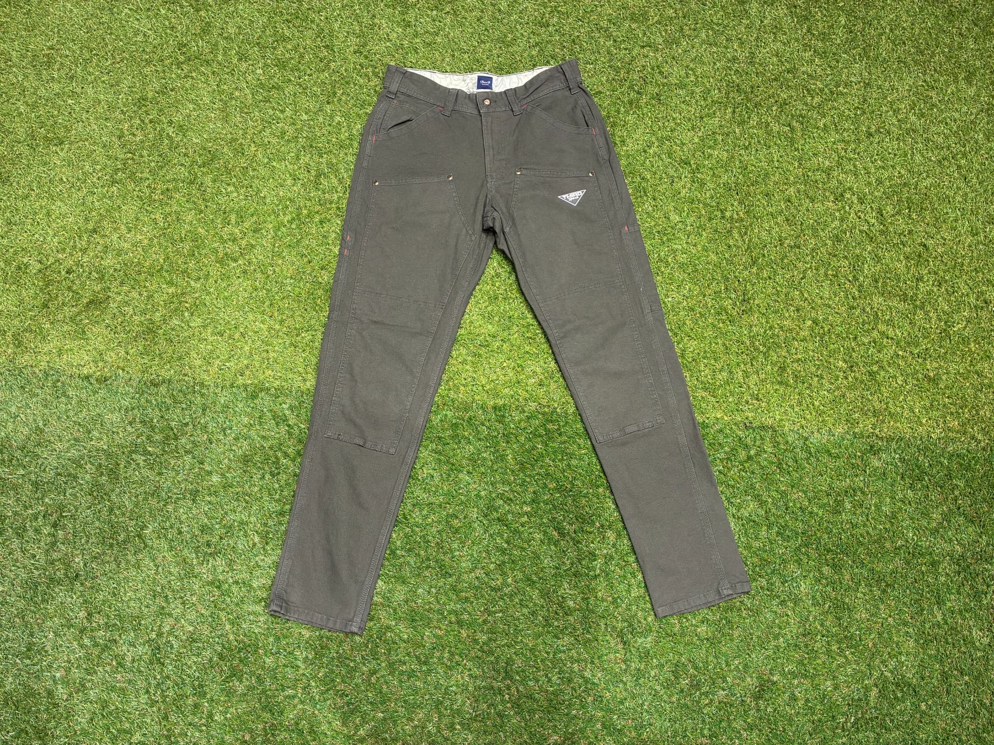 風を感じながら歩く森の小道、岩場をよじ登る瞬間、焚き火のそばでくつろぐ夜――そんなアウトドアのあらゆるシーンで、身体の動きにしなやかに寄り添う一着がここにあります。横方向への高いストレッチ性を備えたこのウェアは、動きやすさを徹底的に追求し、...