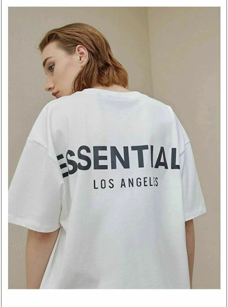 ■商品説明素材:コットン100％ シンプルなESSENTIALS FOG 両面ロゴ ロンT / ロングスリーブ Tシャツ。ユニセックスで着ていただけます。 タウンユースはもちろん、タートルやポロシャツと合わせればゴルフシーンでも活躍してくれ...