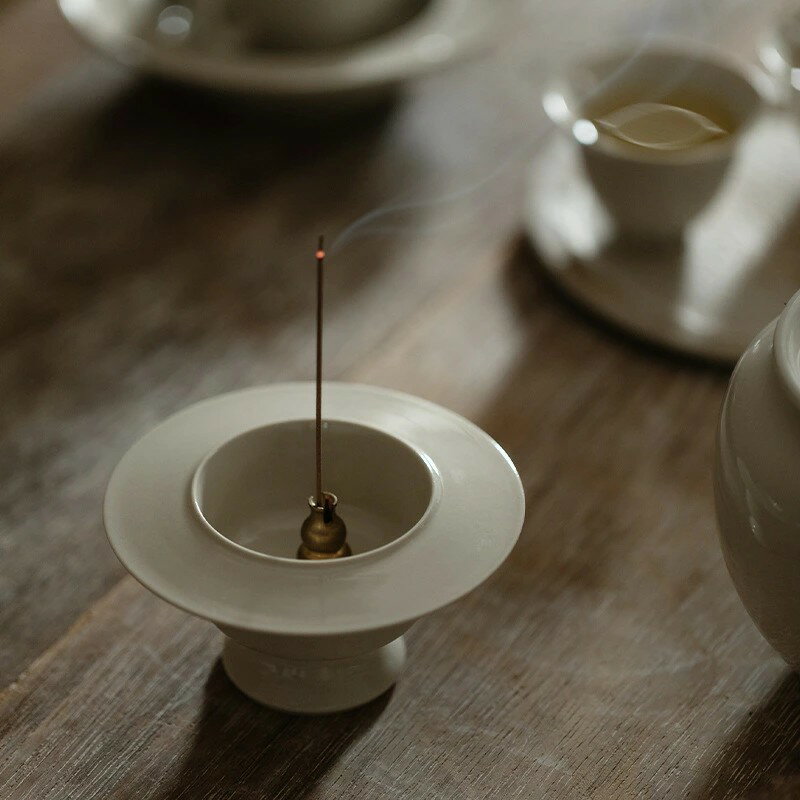 陶器のトレイと真鍮のインセンスホルダーです。お持ちの線香をしっかりと固定します。リビングや玄関、寝室など様々なお部屋に◎ご自宅にはもちろん、ヨガ教室やエステサロン、茶室など様々なシーンにもお使いいただけます。お香だけでなくキャンドルやパロサ...