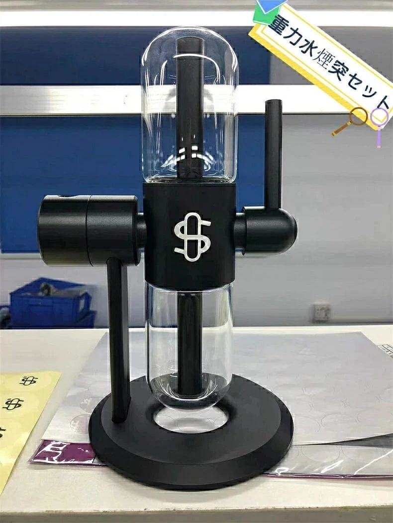 【製品説明】 【360度回転】金属重力水煙袋は特殊な構造を採用し、台座は固定し、安全と安定を確保し、360度回転でき、重力水煙は水煙にサービスできる。反転することで、煙の量と燃焼速度を制御できます。 【良質材料】水キセル本体は、良質な金属と...