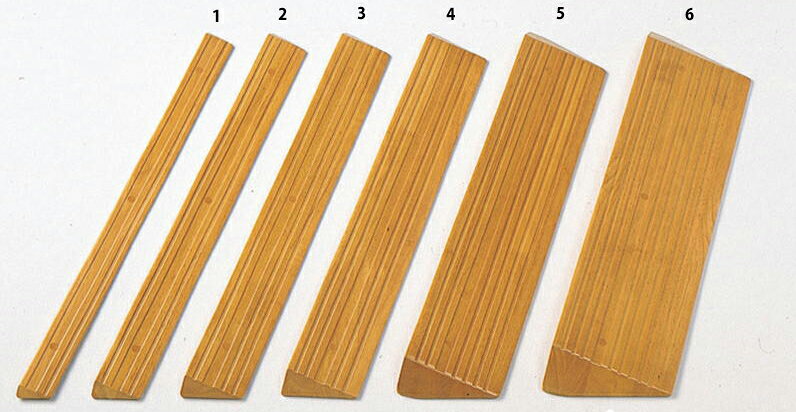 ■商品サイズ：760×110×高さ30mm ■素材：天然木 ［TOTO］天然木を採用した段差解消スロープ 天然木の為、木目・色調は製品によりバラつきがあります。