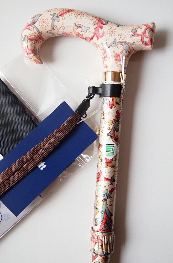 ■商品サイズ：長さ／78.5-86cm ■重さ：約320g ■材質：支柱／アルミニューム　手元／木製かえで ■先ゴム：内径16mm婦人用総花柄アルミ折りたたみ伸縮杖 木製のグリップにシャフトと同じ花柄プリントした総花柄の ステッキです。楽し...