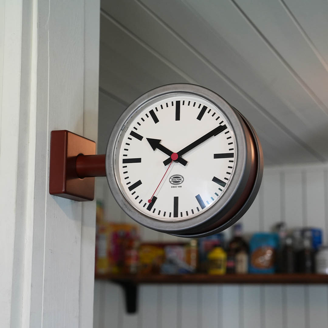 商品名 【DULTON】DOUBLE FACE CLOCK 170D2 サイズ 本体：約H.20.5cm W.28.5cm D.9cm 取付プレート：約7×7cm 重量：約1.5kg 材質 本体：スチール（粉体塗装） 文字盤フレーム：スチー...