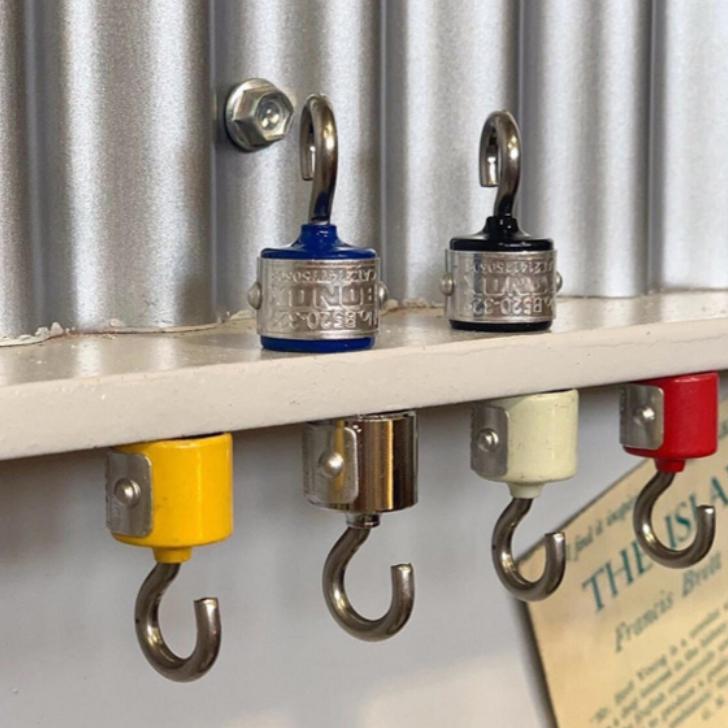 ★超強力★　マグネットフック！！ 小さいながらも強力な磁力でそう簡単に外れません！ 両面テープや吸盤式のフックにご不満があった方は特におススメ！ 後も残らず、インテリアとしても素晴らしいこのマグネットフックは 生活シーンを劇的に変えます。 ...