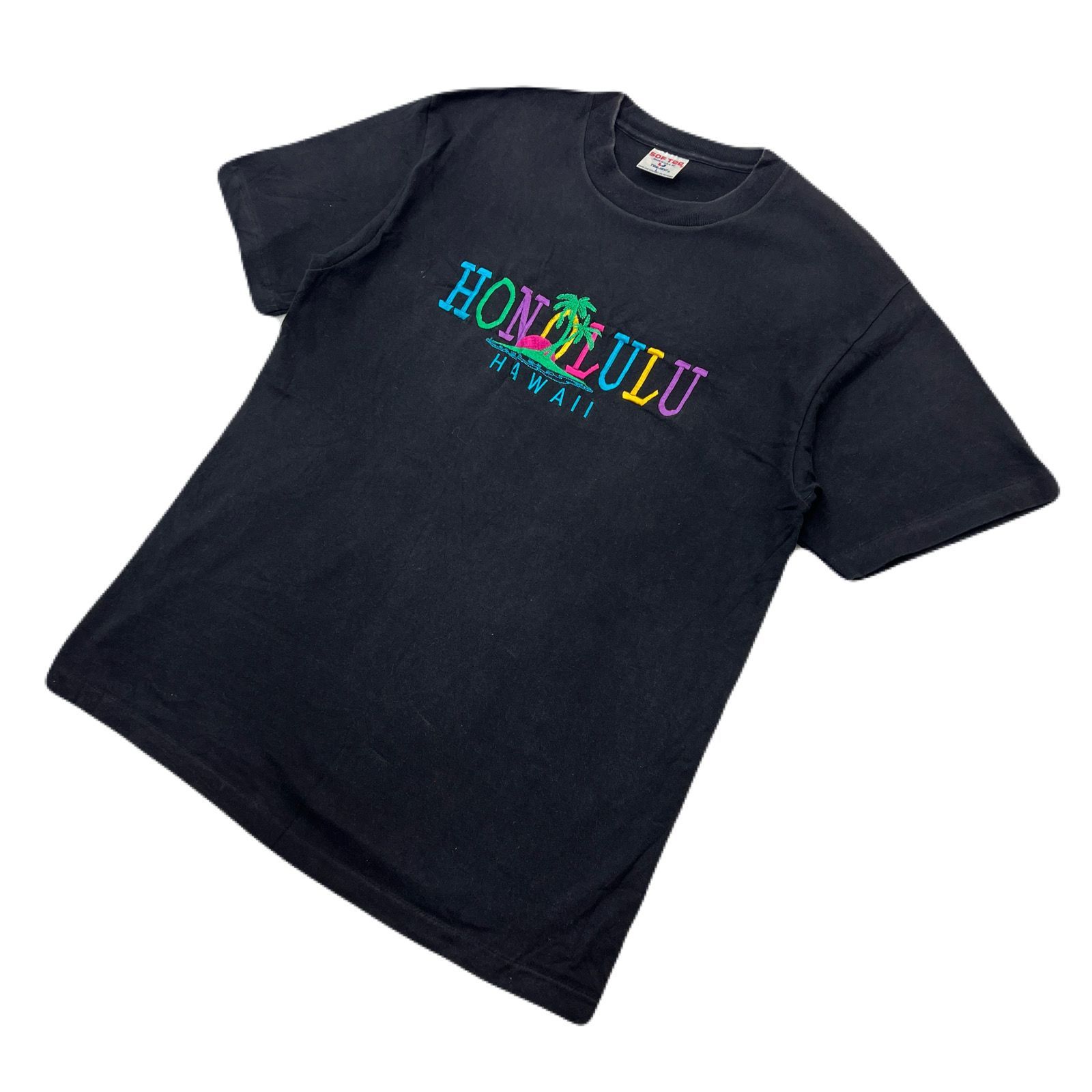 SOFTEE 半袖 Tシャツ ハワイ ホノルル 刺繍 ブラック メンズ Lサイズ 【 90s ビンテージ 】 ソフティー ●L343 表記：L 実寸： 着丈71cm 身幅53cm 肩幅49cm 袖丈21cm ※平置きでの実寸です。 ※必ず実...