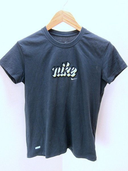 ナイキ製、DRI-FITレディースTシャツ。胸にブランドロゴ入り★レディースのタイトな好シルエットです。大きな汚れやダメージございません。 【サイズ】表記M　着丈：55cm肩幅：39cm身幅：46cm袖丈：13cm 【状態】中古古着での購入...