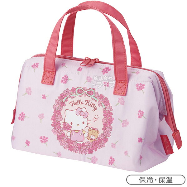 ハローキティのお弁当箱を入れやすいがま口タイプのランチバッグです。保冷剤やふりかけを入れられるメッシュポケット付♪かわいいデザインでランチタイムが楽しくなります☆サイズ約22×16×マチ11.5cm仕様〔がま口型ランチバッグ〕保冷・保温対応...