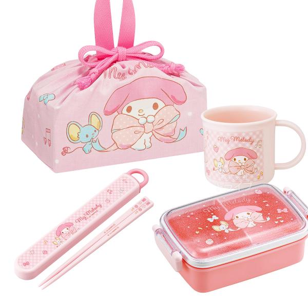 マイメロディの楽しいお弁当セットです！これでお弁当グッズがひと通り揃います♪ 角型のお弁当箱は詰めやすくて容量も450mlと満足の大きさ！単品で揃えるよりもお買得なセットをこの機会に是非どうぞ！セット内容お弁当箱×1箸＆箸箱×1ランチ巾着×...
