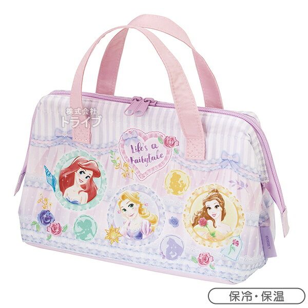 ディズニー プリンセスのお弁当箱を入れやすいがま口タイプのランチバッグです。保冷剤やふりかけを入れられるメッシュポケット付♪かわいいデザインでランチタイムが楽しくなります☆サイズ約22×16×マチ11.5cm仕様〔がま口型ランチバッグ〕保冷...