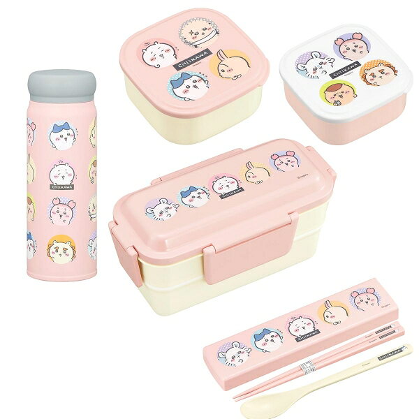 ちいかわのお弁当箱とコンビとランチバッグとボトルの基本的なお弁当箱セットです。お弁当箱は上下段合わせて600mlなので、高学年〜大人に丁度良いサイズ感♪仕切りも付いているので、おかずを仕切ることができます。4点留めなので汁漏れしにくいのが嬉...