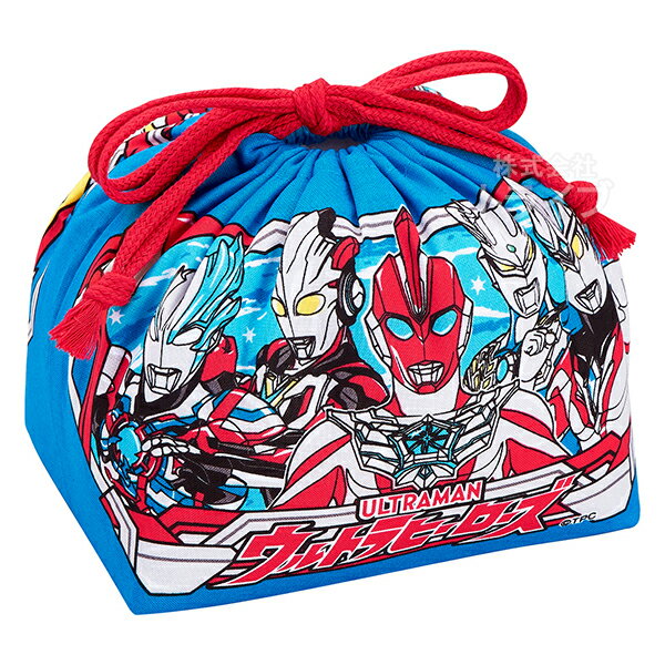 ウルトラマンのランチ巾着です。当店で取扱いのお弁当箱や、トリオセットが入る大きさ。セットで揃えても、違う絵柄のお弁当箱を合わせても、お子様が喜ぶかわいいデザインです。楽しいランチタイムを♪サイズ約27×16cm（底）16×12cm仕様〔巾着...