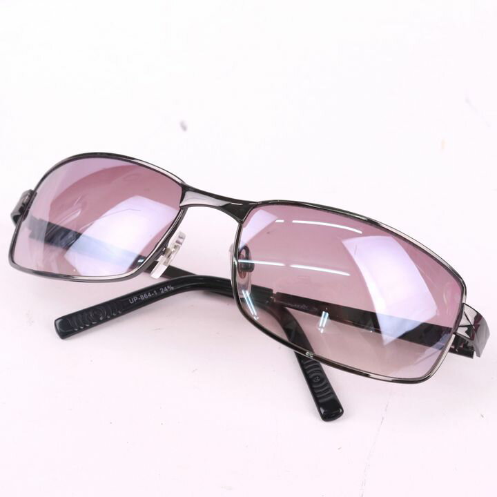 【状態追記】 部分的に若干のキズがございます/左右のバランスが非対称になっております。 【付属品】 なし / 商品サイズ (こちらのサイズ表記は平置き採寸のサイズです。) 表記サイズレンズ横幅テンプルブリッジ ---約6.5cm約13.5c...