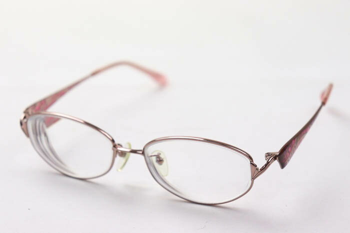 【状態追記】 レンズ度有り/レンズカラー クリア系/若干歪み有り。 【付属品】 なし / 商品サイズ (こちらのサイズ表記は平置き採寸のサイズです。) 表記サイズレンズ横幅テンプルブリッジ ---約5cm約13cm約2cm サイズガイドはこ...