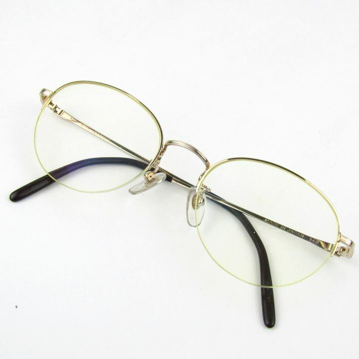 【状態追記】 レンズ度有り/レンズカラー 薄いイエロー系/若干キズ有り。 【付属品】 なし / 商品サイズ (こちらのサイズ表記は平置き採寸のサイズです。) 表記サイズレンズ横幅テンプルブリッジ 52□19約5cm約14cm約1.8cm サ...