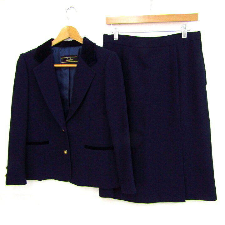 【状態追記】 ジャケット状態良好。スカート、タグに記入あり。 【付属品】 なし / 商品サイズ (こちらのサイズ表記は平置き採寸のサイズです。) 表記サイズ総丈肩幅着丈身幅ウエストヒップ袖丈 15+約68cm約36cm約60cm約49cm約...