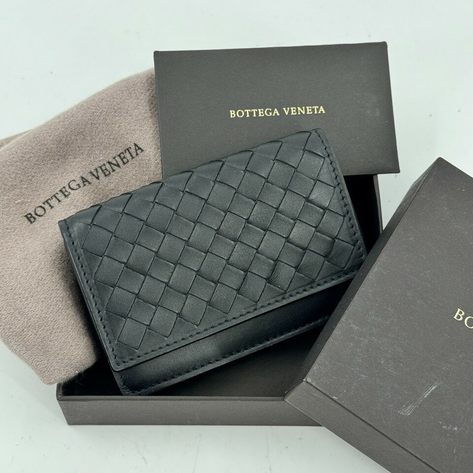 ブランド: BOTTEGA VENETAスタイル: カードケースカラー: ブラック素材: イントレキアートレザーサイズ(cm): 約幅11cm x 高さ8cm x 奥行き2cmサイズ(インチ): 約幅4.33インチ x 高さ3.15インチ ...