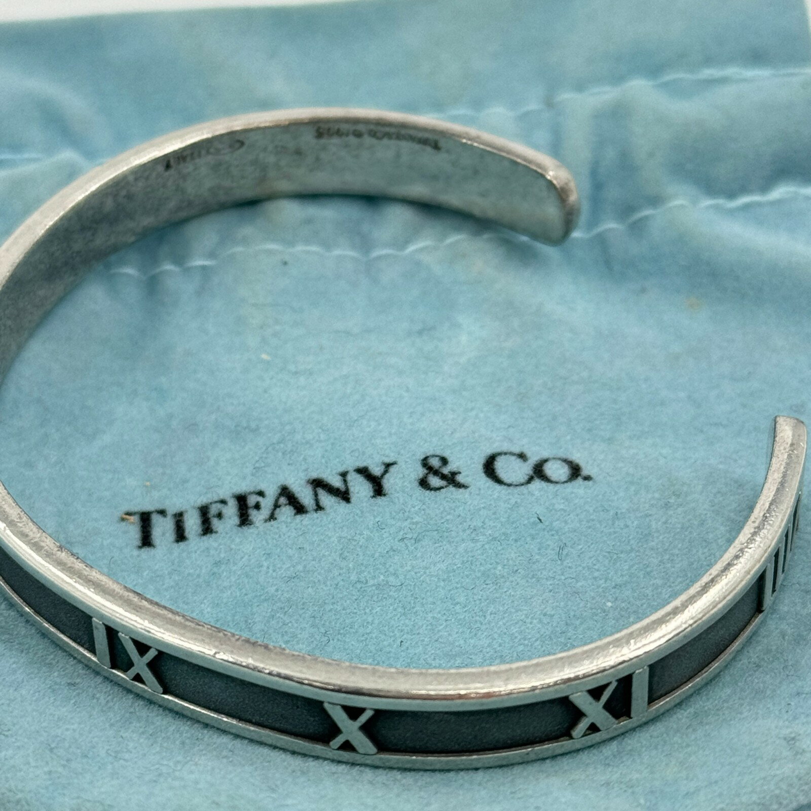 ブランド：TIFFANYスタイル：バングルカラー：シルバー素材：スターリングシルバー手首周り（cm）：約20cm手首周り（インチ）：約7.88インチ重量：約30.68g製造国：イタリア商品コード：KC351-----------------...