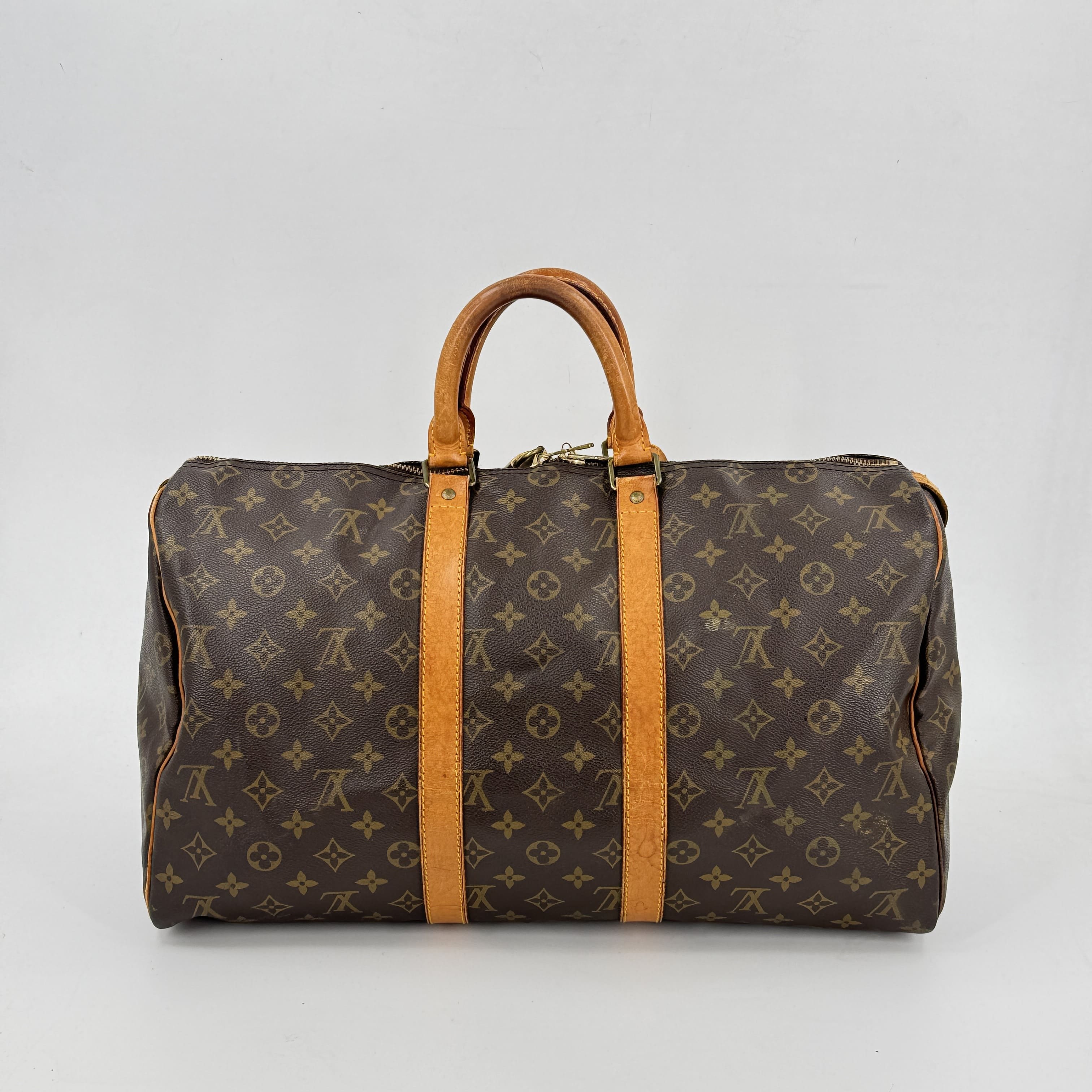 ブランド：LOUIS VUITTONスタイル：ボストンバッグカラー：モノグラム素材：モノグラムキャンバスサイズ（cm）：幅45cm×高さ24cm×奥行20cm（約）／ハンドルドロップ：15cm（約）サイズ（インチ）：幅17.71インチ×高さ...