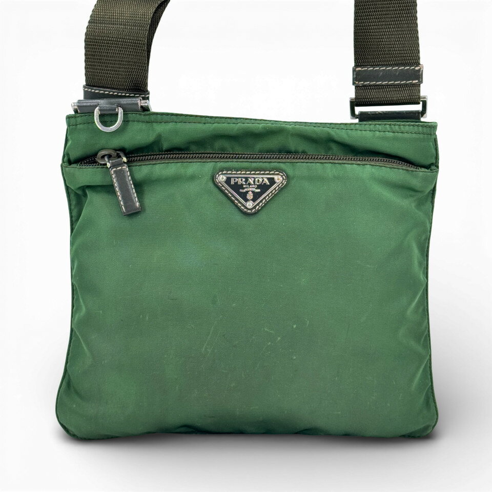 ブランド: PRADAスタイル: ショルダーバッグカラー: グリーン素材: ナイロンサイズ(cm): 約 W25 x H21(約)/ハンドル高さ: 約52cmサイズ(インチ): 約 W9.85" x H4.72"(約)/ハンドル高さ: 約2...