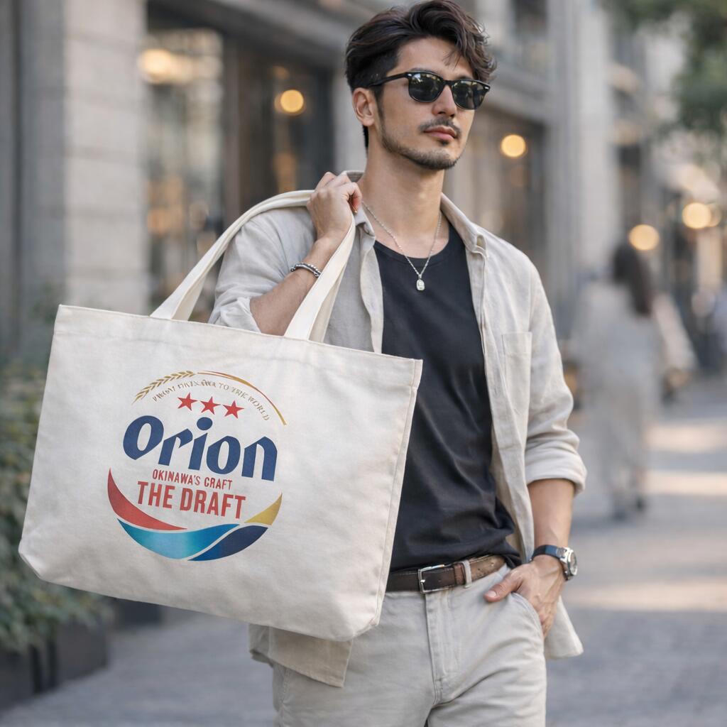 【オリオンビール公式グッズ】 マチがあって使いやすいオリオンビールの大きめバッグです！ 丈夫な作りでヘビーユースにも応えてくれそうですよ！ 大きさ(平置き)：縦約33cm、横約44cm　マチ約9.5cm　取っ手長さ約49cm 素材：帆布 ※...