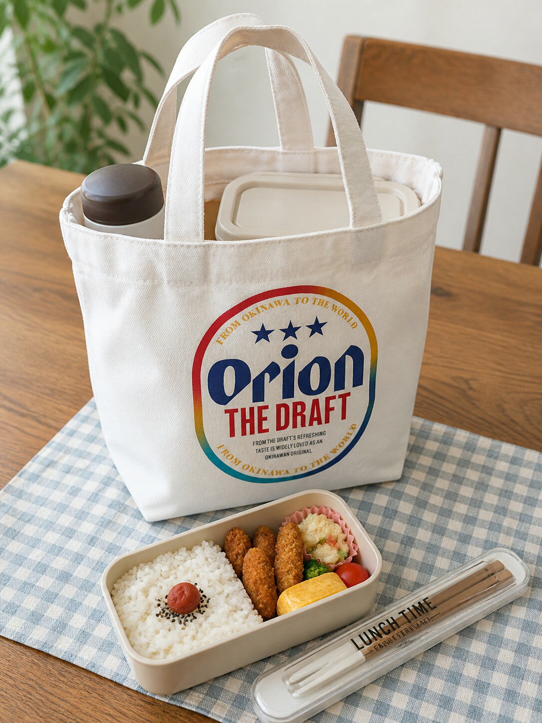 【オリオンビール公式グッズ】 「オリオンNEWザドラフト」デザインのお弁当入れバッグになります。 丈夫な作りですので、毎日活躍してくれること間違いなし！です。 ランチタイムにも沖縄を感じて頂けたら嬉しいです!! ちょっとご近所までお買い物♪...