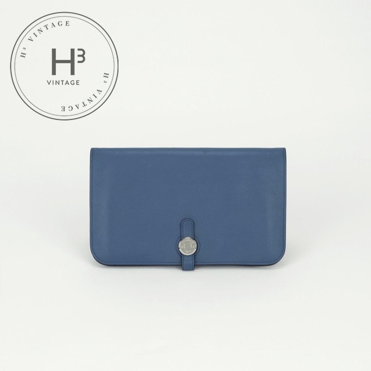 商品詳細 管理番号 43656 ブランド エルメス/HERMES モデル ドゴンGM 刻印/番号 C刻印 素材 エバーカラー サイズ 高さ 12cm横幅 20cm奥行/マチ 1.5cm カラー アズール Azur ブルー Blue 金具 シ...