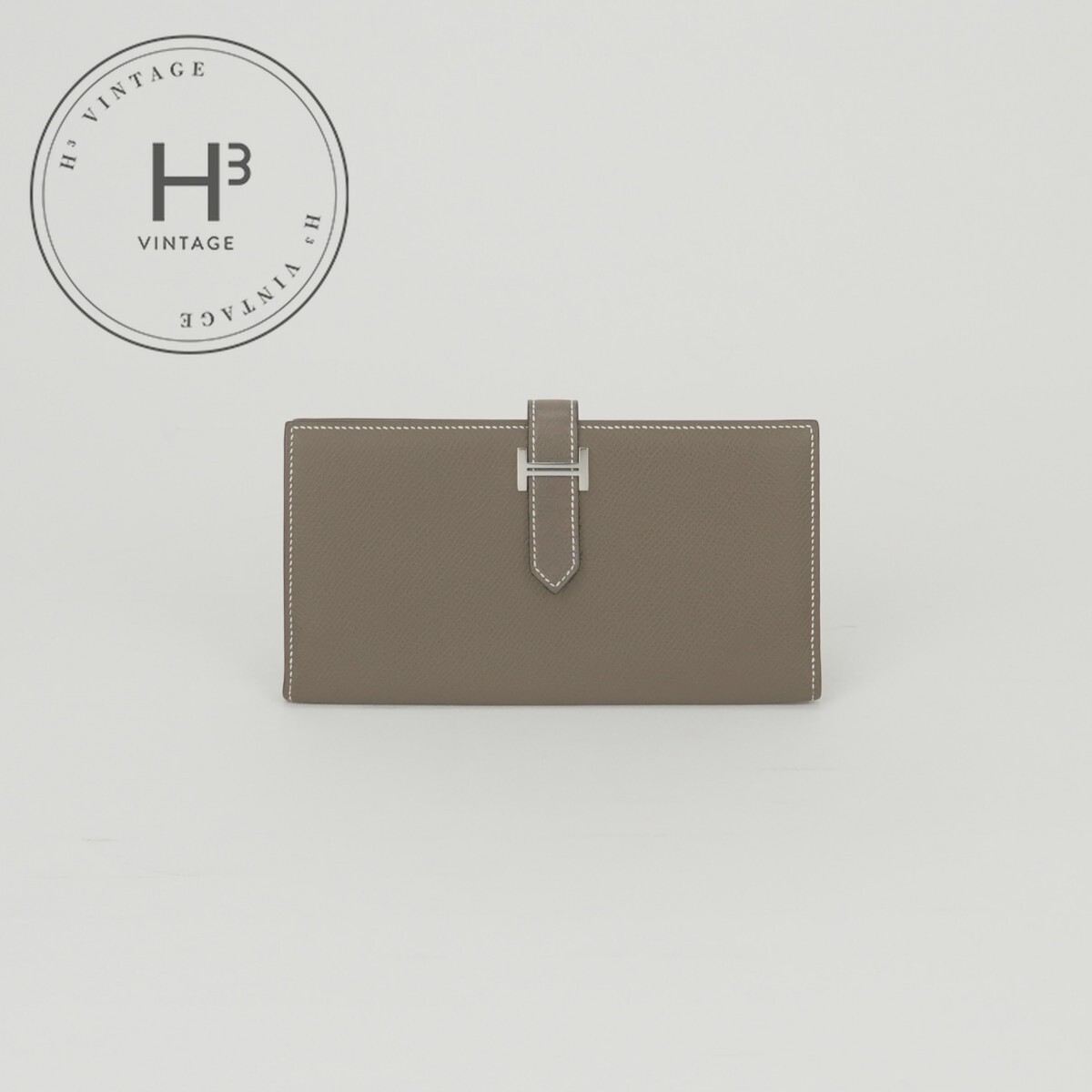 商品詳細 管理番号 43876 ブランド エルメス/HERMES モデル ベアンスフレ 刻印/番号 A刻印 素材 エプソン サイズ 高さ 9cm横幅 17.5cm カラー エトゥープ Etoupe グレー Gray 金具 シルバー金具 付属...