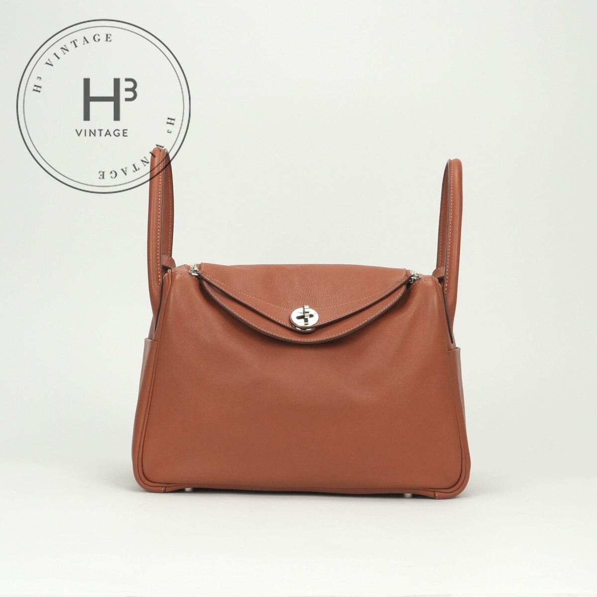 商品詳細 管理番号 42508 ブランド エルメス/HERMES モデル リンディ30 刻印/番号 □R 素材 エバーカラー サイズ 高さ 21cm横幅 30cm奥行/マチ 15cm カラー ブリック Brique ブラウン Brown 金...