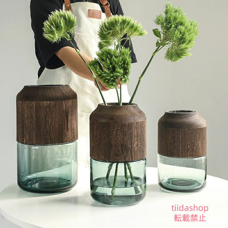 ■商品説明 北欧の風を感じる天然木製の花瓶です。透明なガラス素材がさを演出し、インテリアにアクセントを与えます。 家庭やホテルの客室で使用することができ、さまざまな場所で活躍します。 組み合わせや配置によって、さまざまな雰囲気を楽しむことが...