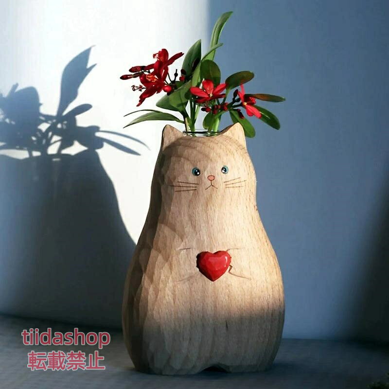 ■商品情報 「飾るだけで心がほぐれる」 そんな存在感がある花瓶です。 猫のフォルムに、ちょこんと抱えた赤いハート、 そして表情のあるブルーの瞳。 見る人の心をふっと和ませる癒し系。 素材が樹脂なので、 木彫り風の質感を持ちながらも軽くて扱い...