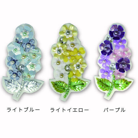 ビーズ刺繍のブローチが製作できる【初心者向け】のキットです。 生地にプリントされた図案に合わせて、パール、ビーズ、花形スパンコールなどで刺繍していきます。 立体的に仕上げた花形スパンコールと可憐な小花が美しく配された上品なブローチ。アクリル...