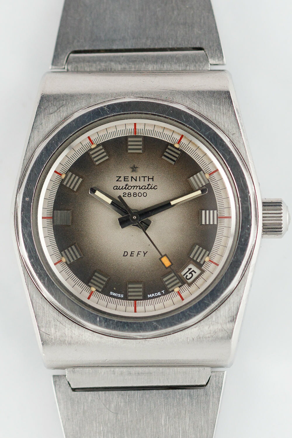 COMMENT ボリューム感あるのスクリューバックケースはノンポリッシュで堂々とした佇まい。ベゼルがガラスをスクリューダウンする防水ケースで、オリジナルの竜頭もスクリューロックタイプ。このベゼルは汎用工具では開閉が容易ではありませんが、当店...