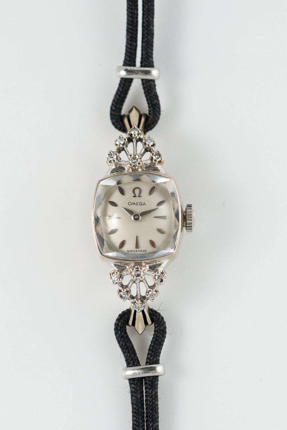 COMMENT 14金無垢のホワイトゴールドの手巻のオメガ。南京虫と呼ばれていた、可愛らしいサイズの時計です。雪の結晶のような細部にこだわったラグデザインは美しいです。さらにラグに装飾されたダイヤやカットガラスの輝きがより華やかさを与えます...