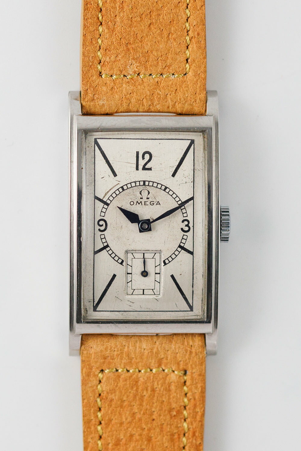 ? COMMENT オメガの角型ムーブメントT17を搭載したレクタンギュラーモデル。オメガの中で種類の少ない角型ムーブメントの1つ、T17は30年代らしい古典的なムーブメントです。銀色メッキの受け、オーバーコイルに温度補正用の切りテンプと繊...