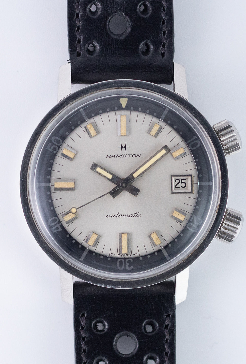 ? COMMENT インナー回転ベゼルを備えたハミルトンのダイバーモデル、アクアデイト600。2時位置のリューズでインナーベゼルを、4時位置のリューズで時刻を調整する、ツークラウン仕様のスーパーコンプレッサーケースを採用しています。ケースは...