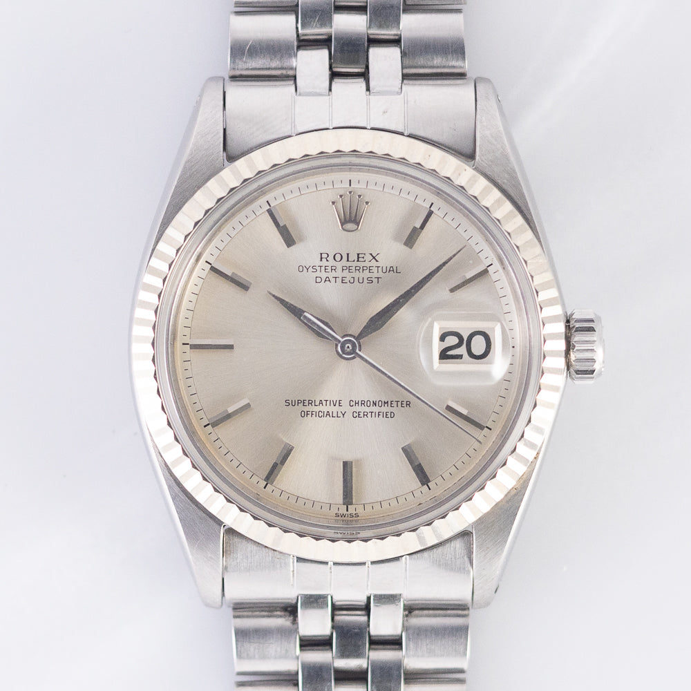 ? COMMENT 初期型である1961年製の本個体は、Ref.6605を継承し、アルファハンドを装備しています。インデックスはバータイプながら、中心を軸に4面のファセットで構成され、光の加減で立体感が際立ちます。ルミナスを用いないフェイス...