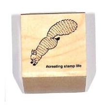 【商品名】 ラバースタンプ ぴょんと飛び跳ねリス 木製スタンプ #creating stamp life 【商品詳細】 元気いっぱいにジャンプするリスが描かれた、ナチュラルな木製のラバースタンプです。ふわっと大きなシッポと、楽しげな表情が印...