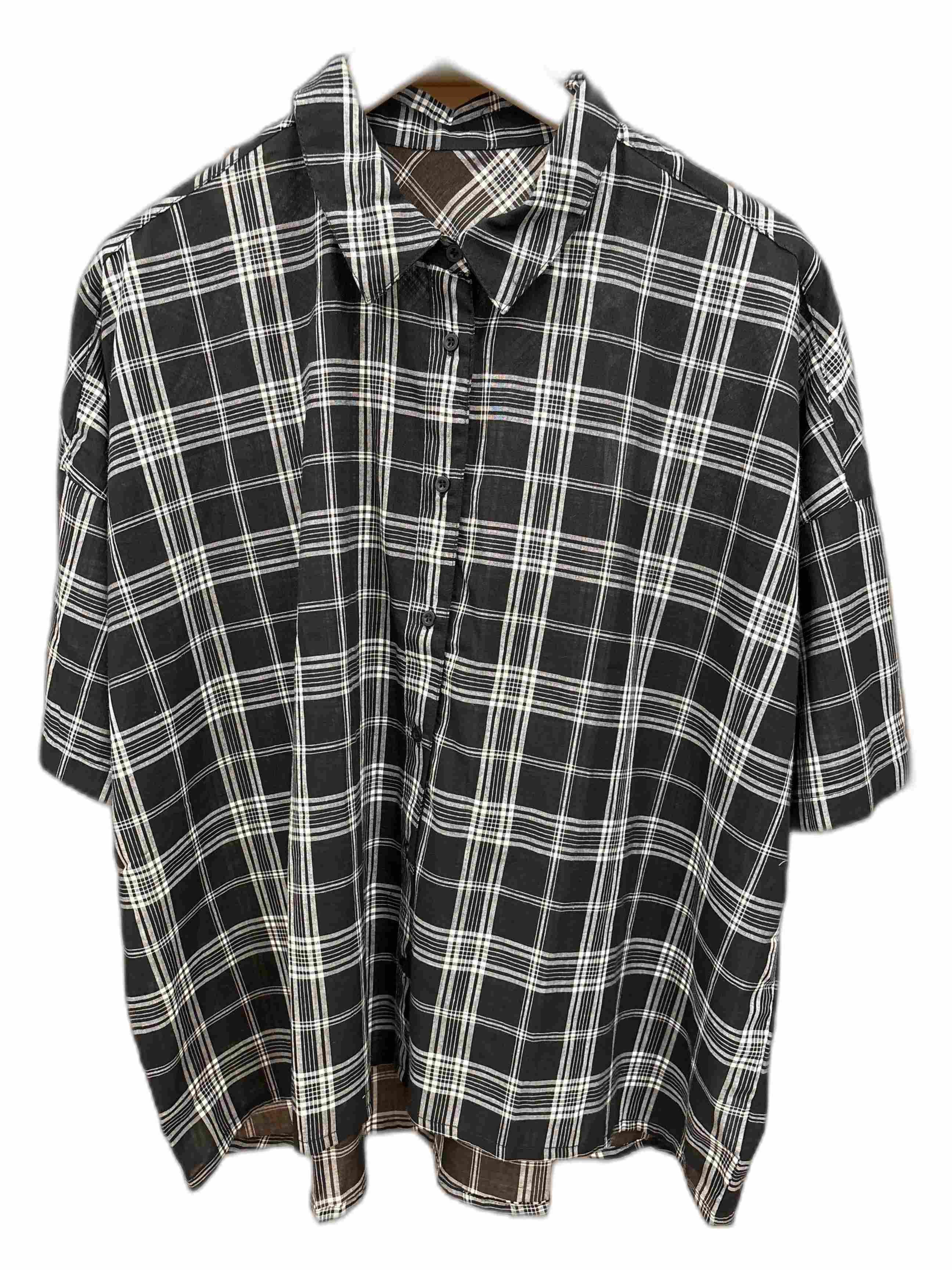 【特性】 軽やかなチェック柄が魅力のブラウスです。サラッとした肌触りの素材で、暑い夏でも快適に着ていただけます。一枚で着ても、カーディガンを羽織ってもおしゃれに着こなせるから便利なんよ。どんなボトムスとも合わせやすいのも嬉しいポイントです。...