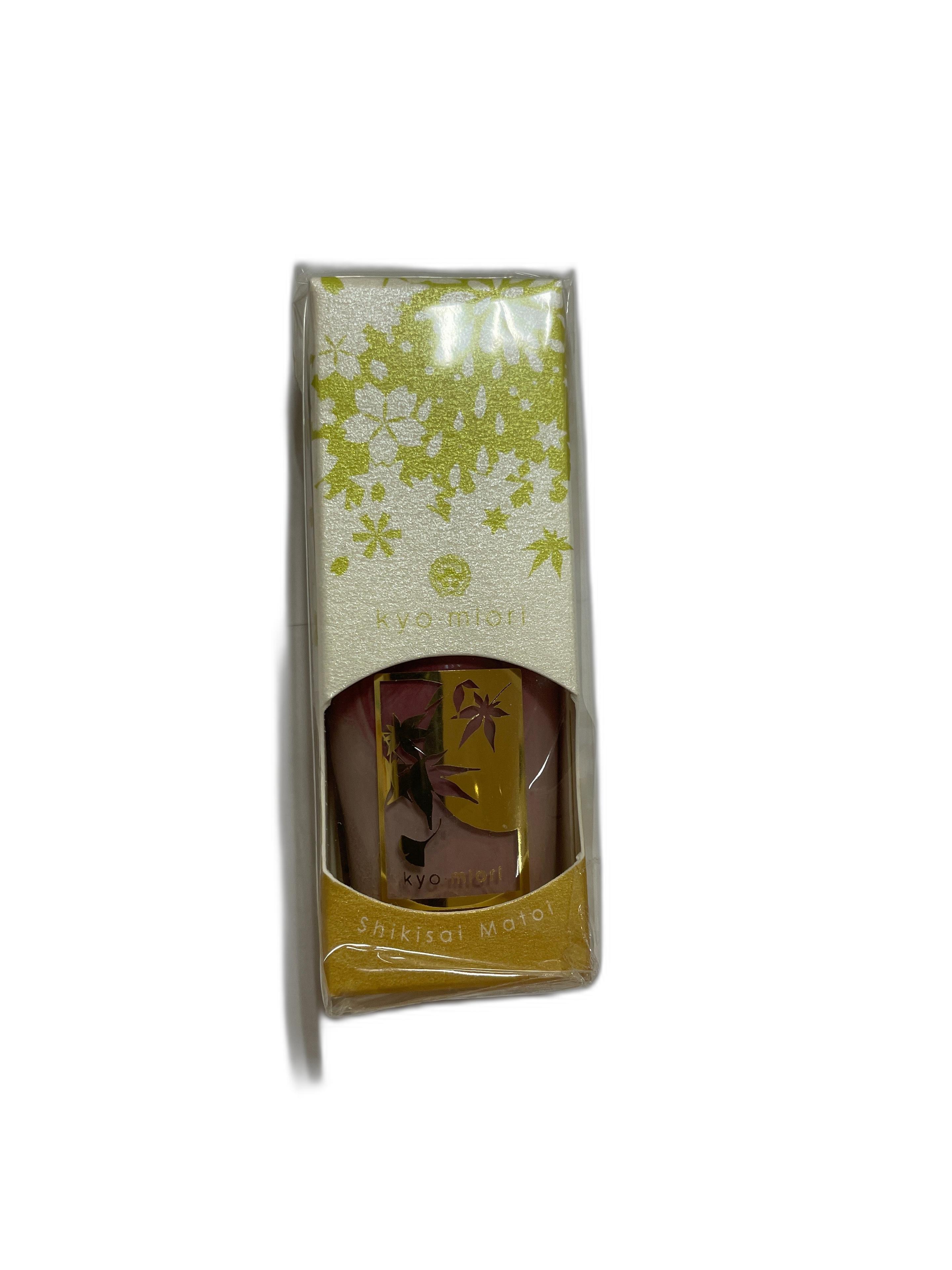 【特性】 「四季彩まといネイル 301 逢瀬心」は、上品で繊細なデザインが魅力のネイルです。まるで本物のネイルアートのような仕上がりで、特別な日の装いを華やかに彩ります。キラキラ輝く上品なラメや、繊細な模様が、あなたの指先を美しく演出。特別...