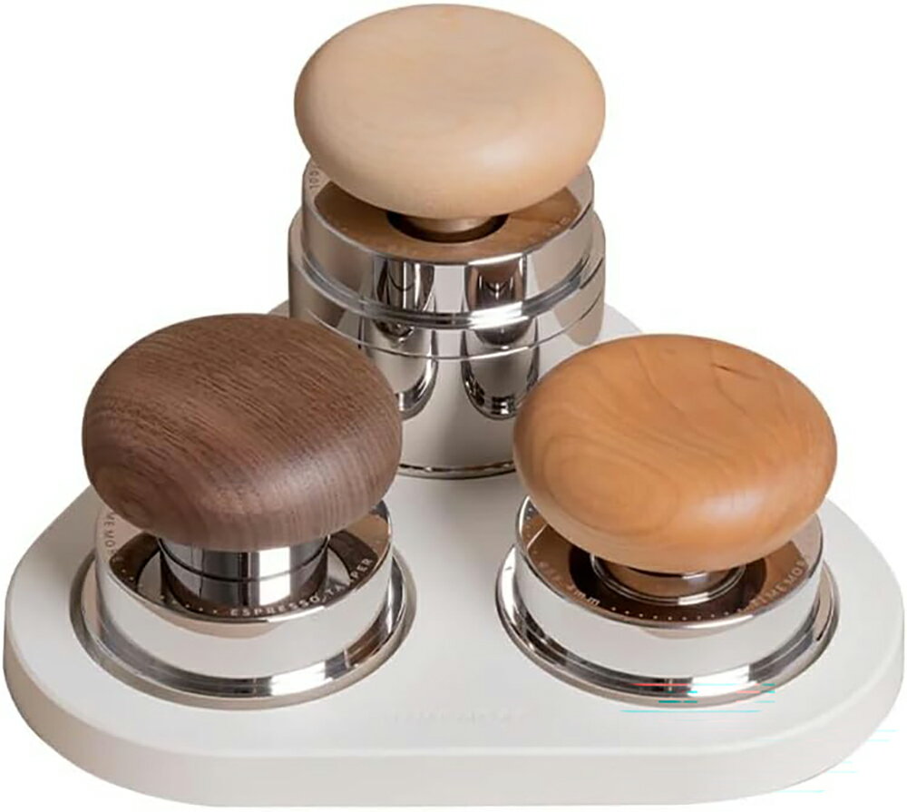 カチッと決まるあとはおまかせ — 01 — ALL-IN-ONE KIT 【オールインワンセット】 TIMEMORE PUCKSは、58.4mmポートフィルター対応の本格的なエスプレッソアクセサリーセットです。オービタルWDTツール、重力式...