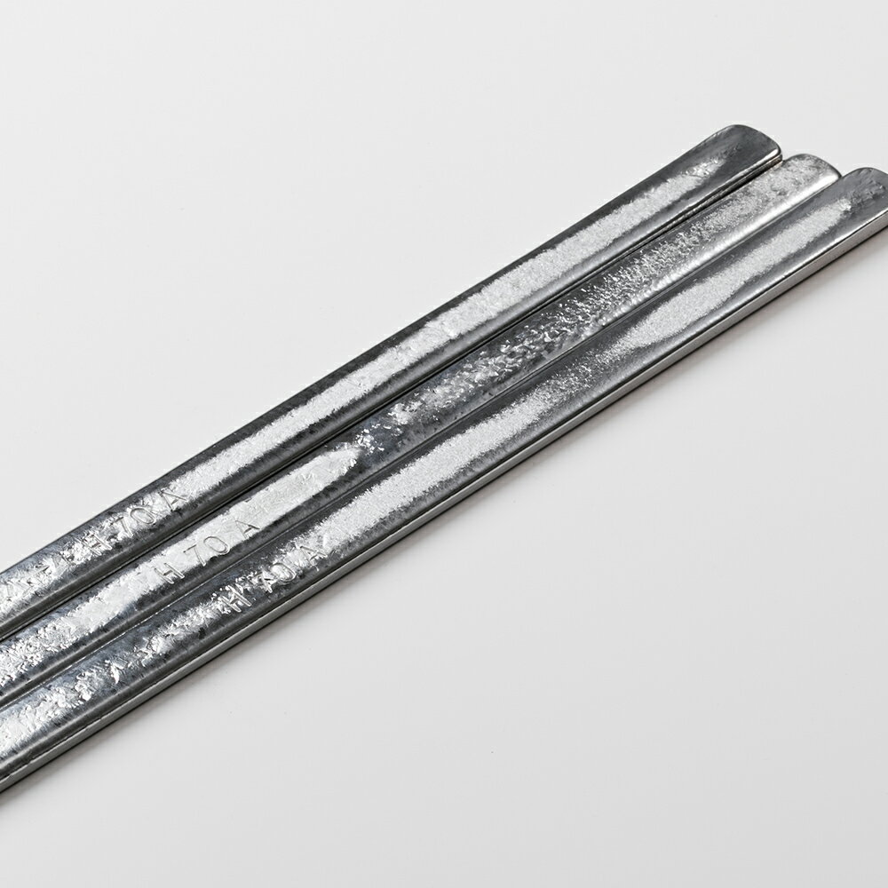 商品コード SOL-0048 特徴 Sn70%Pb30%合金を使用。手に持って作業がしやすく、大きい範囲のハンダ付けに適。融点　183℃ 用途 バーナー等を利用しての大きい範囲のハンダ付けに使用。手に持っての作業に適。 重量 1kg サイズ...