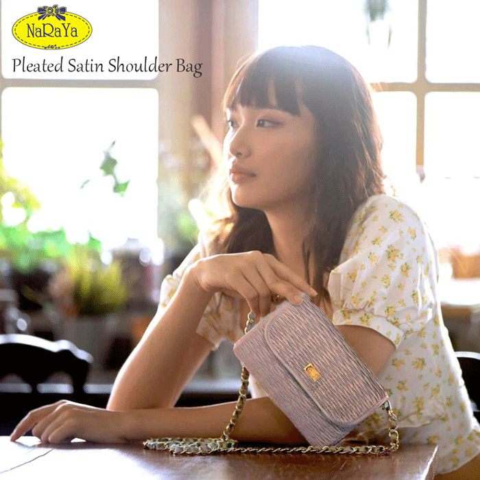 製品仕様 商品名 プリーツサテン　ショルダーバッグ サイズ／寸法 (LxWxH): 18x3x12 cm　 　 素材／材質 サテン　 色／柄 ラベンダーなど ご注意事項 ナラヤのサテンシリーズのバッグは室内や室外、光の加減で色が変化して見え...