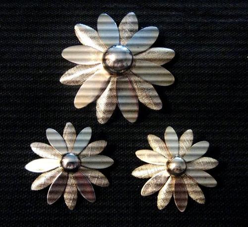 大きさ ブローチ　直径4．5cm　イヤリング　直径3．2cm 状態 概ね良いコンディションです。 コメント SARAH COV刻印入り。