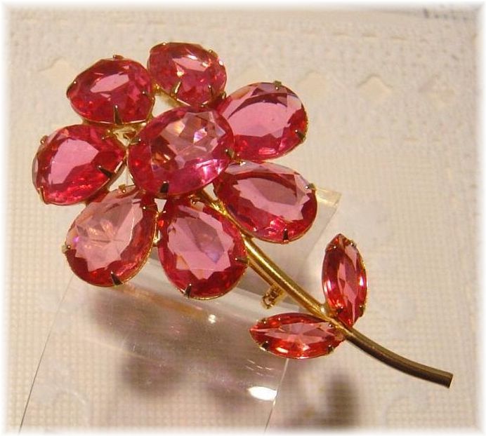 大きさ 横5cm　縦8．3cm 状態 概ね良いコンディションです。 コメント 美しい爪留めラインストーンのブローチです。