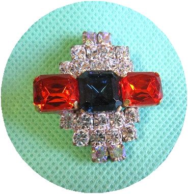 大きさ：3．6x4cm チェコ製　ヴィンテージのジュエリーボタンです。 ヴィンテージにつき、多少のキズやゆがみ等ある場合がございますので、ご理解の上お買い求めください。 その他のジュエリーボタンはこちらです。