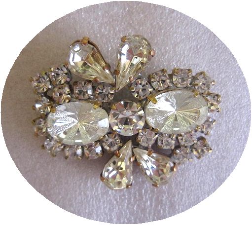 大きさ：3．6x4．3cm チェコ製　ヴィンテージのジュエリーボタンです。 ヴィンテージにつき、多少のキズやゆがみ等ある場合がございますので、ご理解の上お買い求めください。 その他のジュエリーボタンはこちらです。