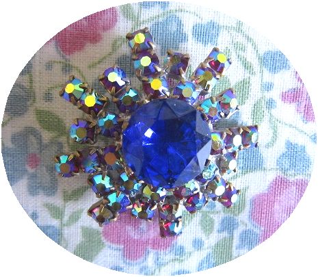 大きさ：4．5x4．5cm チェコ製　ヴィンテーのジュエリーボタンです。 ヴィンテージにつき、多少のキズやゆがみ等ある場合がございますので、ご理解の上お買い求めください。 その他のジュエリーボタンはこちらです。