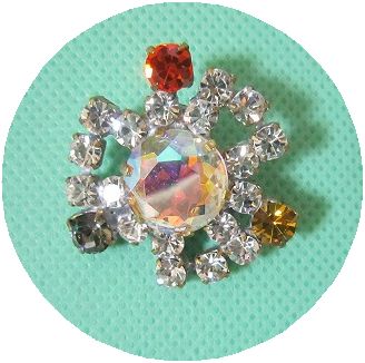 大きさ：3．8x3．6cm チェコ製　ヴィンテージのジュエリーボタンです。 ヴィンテージにつき、多少のキズやゆがみ等ある場合がございますので、ご理解の上お買い求めください。 その他のジュエリーボタンはこちらです。