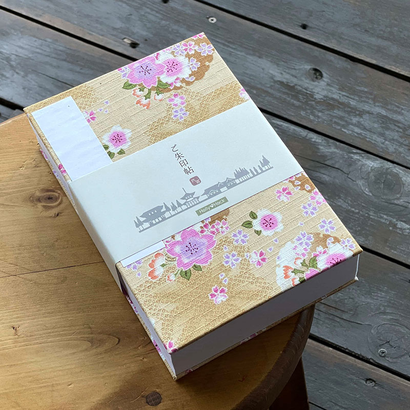 黄金色の生地に桜の花が輝き、鹿の子模様が繊細に描かれた200頁御朱印帳。日本の美しい風景と風物詩をたたえるこの特別な朱印帳は、あなたの神社仏閣巡りを格別なものにします。200頁にわたる充実のページ数で、思い出と祈りを永遠に記録しませんか。 ...